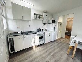 Casa, 1 quarto (Gobernador Paz 2) | Cozinha privada | Um frigorífico/congelador grande, um micro-ondas, uma placa de cozinha 