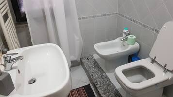 Quarto quádruplo família | Banheiro | Chuveiro, bidê, toalhas de banho, sabonete