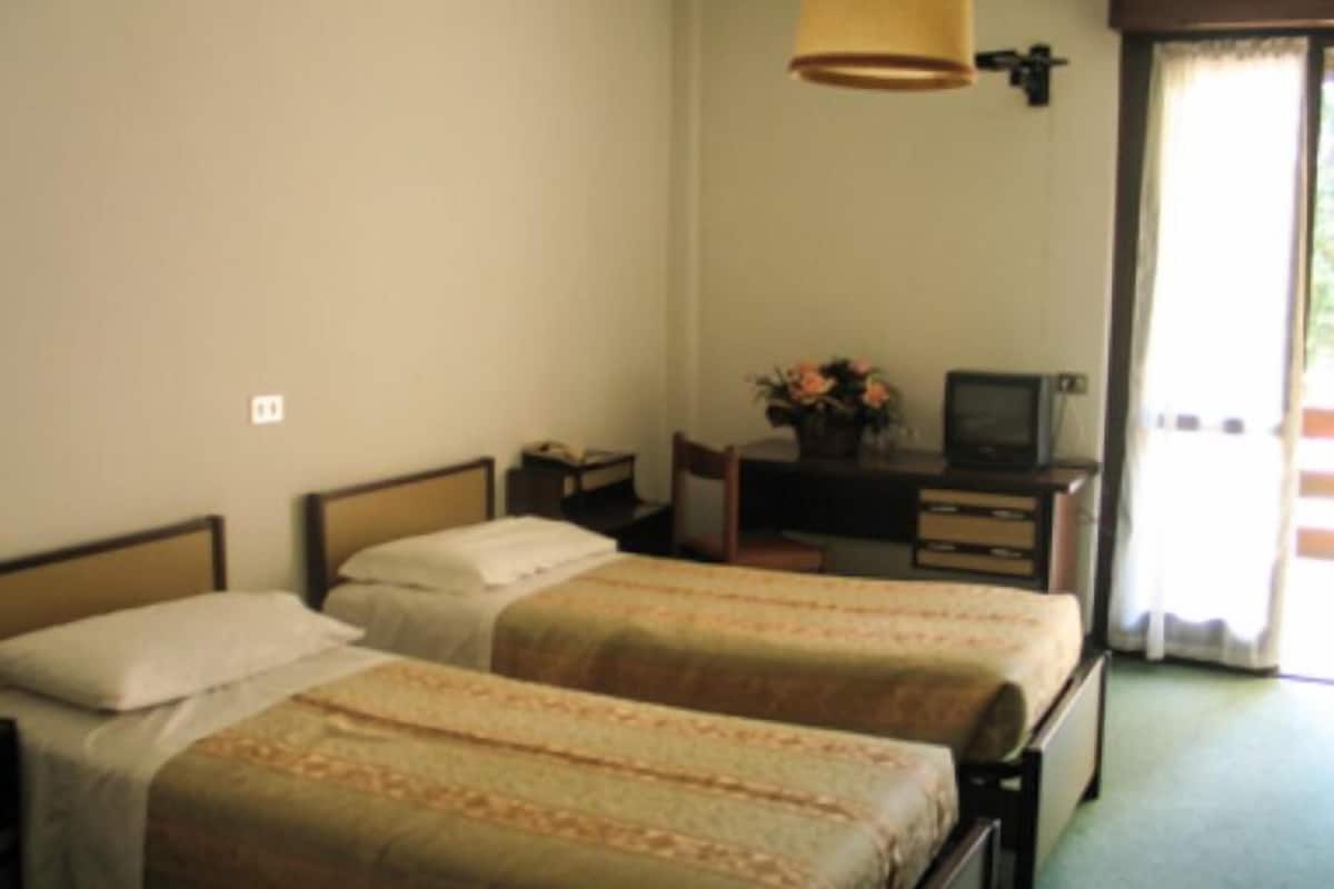 Cofre no quarto, secretária, Wi-fi grátis, roupa de cama fornecida 