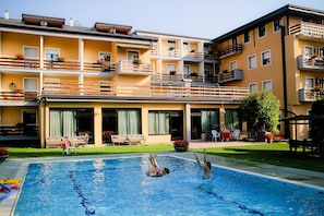 Piscina exterior sazonal 