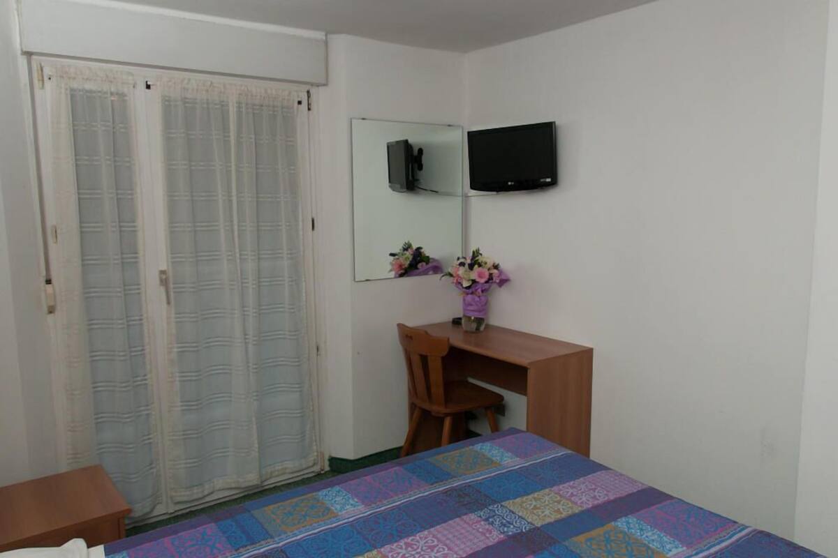 Cofre no quarto, secretária, Wi-fi grátis, roupa de cama fornecida 