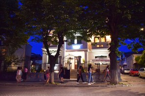 Fachada do alojamento (tarde/noite)