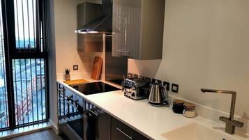 Apartamento de Luxo | Cozinha privada | Um frigorífico, um micro-ondas, um forno, uma placa de cozinha