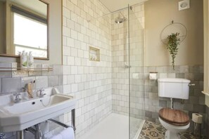 Um polibã, artigos de higiene pessoal grátis, um secador de cabelo 