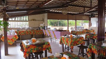 Café da manhã com buffet grátis todos os dias