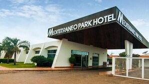 Hotel Mediterrâneo Park, com design moderno, apresentando uma entrada imponente e área coberta.