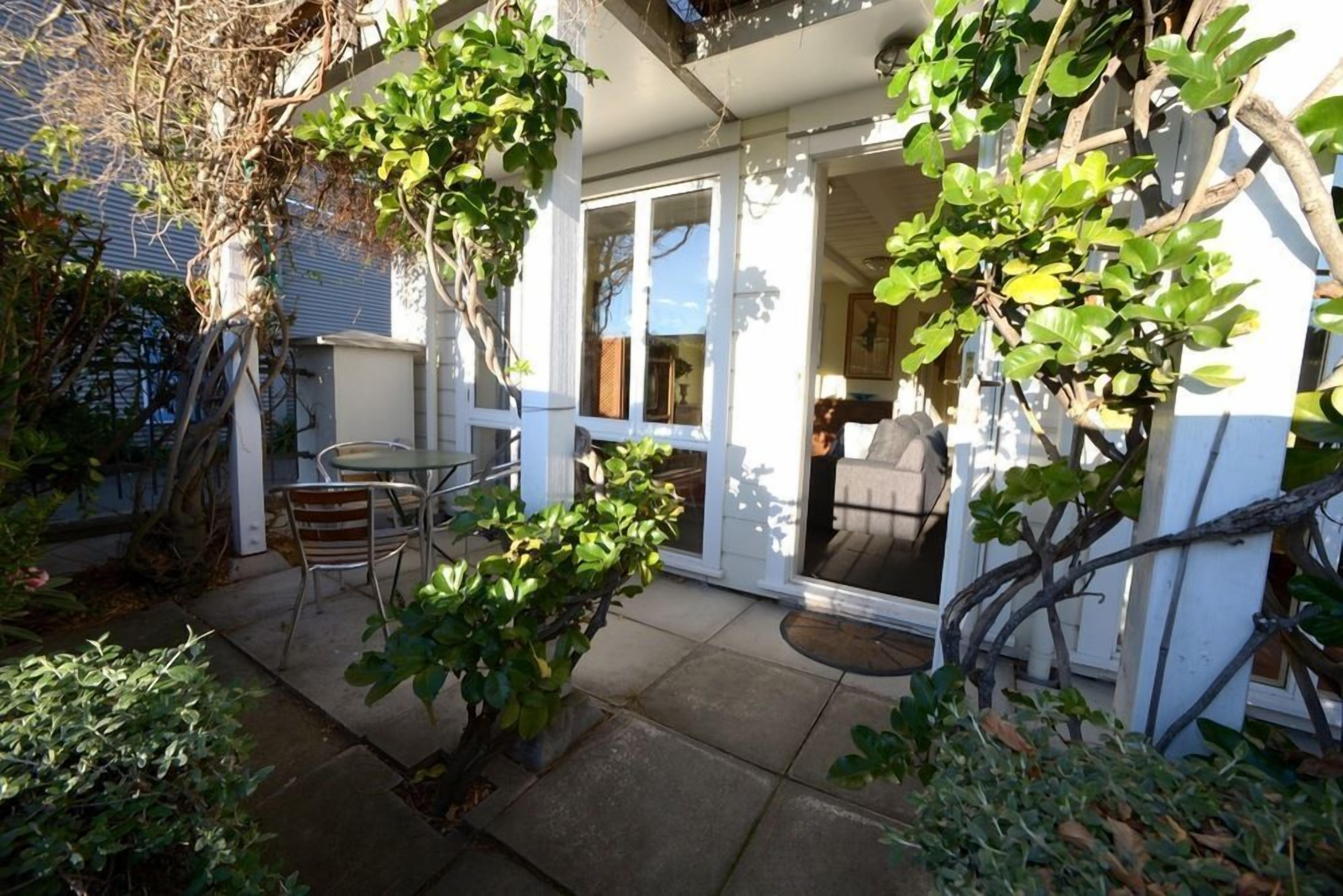 The Bruce Waterfront Apartments by AVI, Akaroa: Hotel Reviews, Rooms ...