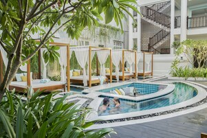 Piscina exterior, guarda-sóis, espreguiçadeiras 