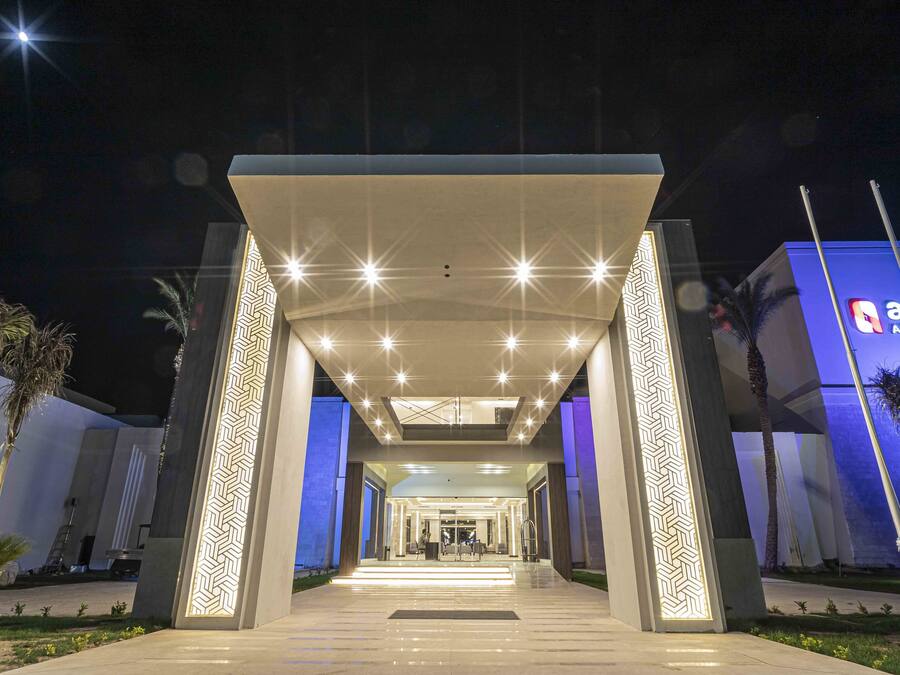 Fachada da propriedade à noite