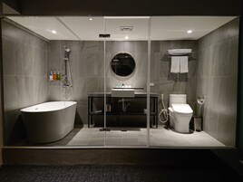 Quarto casal executivo, banheira, vista para a cidade | Banheiro | Produtos de toalete grátis, secador de cabelo, chinelos 