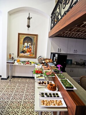 Café da manhã com buffet grátis todos os dias