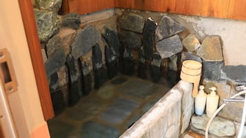 Casa (Private Vacation) | Casa de banho | Um polibã e uma banheira separados, banheira de água mineral