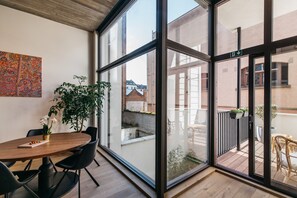 Loft de Luxo | Casa de banho | Um polibã, um chuveiro fixo, produtos de higiene exclusivos 