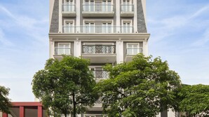 Um edifício de vários andares com uma placa que diz "KEGON HOTEL - RESTAURANTE".