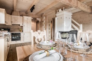 Um frigorífico/congelador grande, utensílios de cozinha