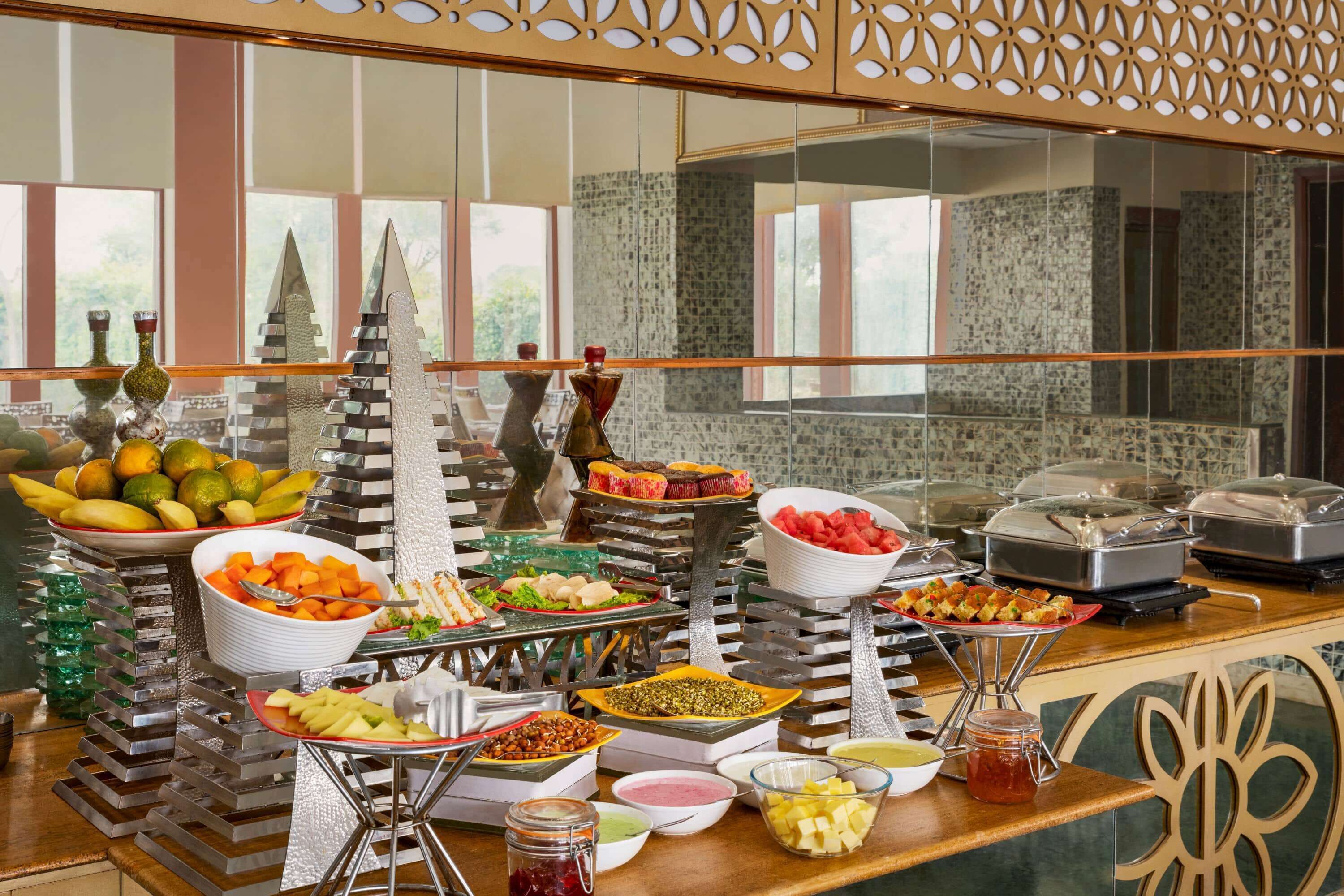 Pequenos-almoços, almoços, jantares servidos, com vista para o jardim 