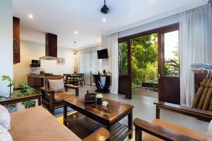 Cozy and Spacious 2 Bedrooms Villa With Pool View | Área de estar | TV LED 32 polegadas com canais via satélite, TV