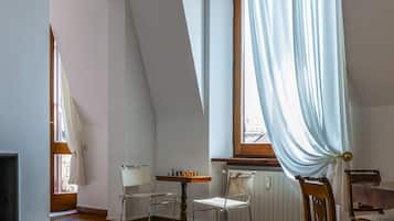 Apartamento, 5 quartos, vista para o mar | Área de estar | TV de tela plana