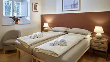 Quarto casal ou duplo, banheiro privativo (External) | Espaço de trabalho para notebook, Wi-Fi de cortesia, roupa de cama