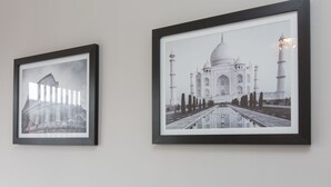 Duas fotografias emolduradas de marcos arquitetônicos.