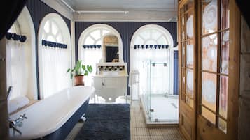 Quarto (The Dany) | Casa de banho | Produtos de higiene exclusivos, um secador de cabelo, roupões, chinelos