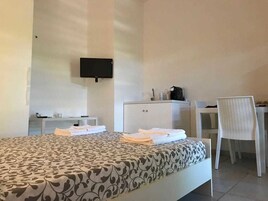 Quarto casal, vista para o jardim | Cortinas blackout, roupa de cama