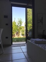 Quarto casal, vista para o jardim | Cortinas blackout, roupa de cama