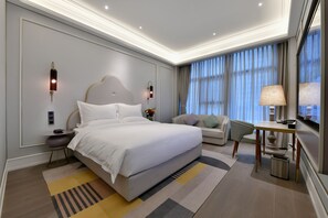 Frigobar (abastecido com itens grátis), cofres nos quartos, escrivaninha