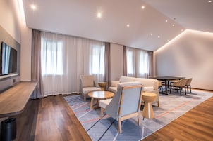 Suíte, 1 cama King (Additional Living Area) | Cofres nos quartos, escrivaninha, espaço de trabalho para notebook