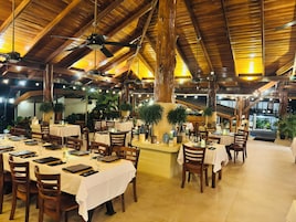 Pequenos-almoços, almoços, jantares servidos, cozinha internacional