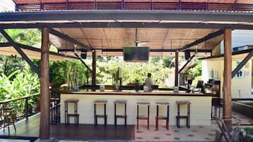 Pequenos-almoços, almoços, jantares servidos, cozinha internacional