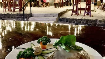 Pequenos-almoços, almoços, jantares servidos, cozinha internacional