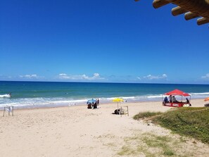 Na praia, areia branca, 2 bares na praia 