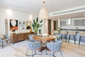 Apartamento Deluxe, 2 quartos | Sala de estar | Smart TV, Netflix 