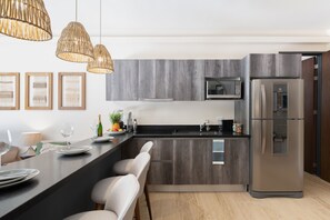 Apartamento luxo, 1 quarto, vista para a piscina | Cozinha privada | Geladeira grande, micro-ondas, máquina de café expresso