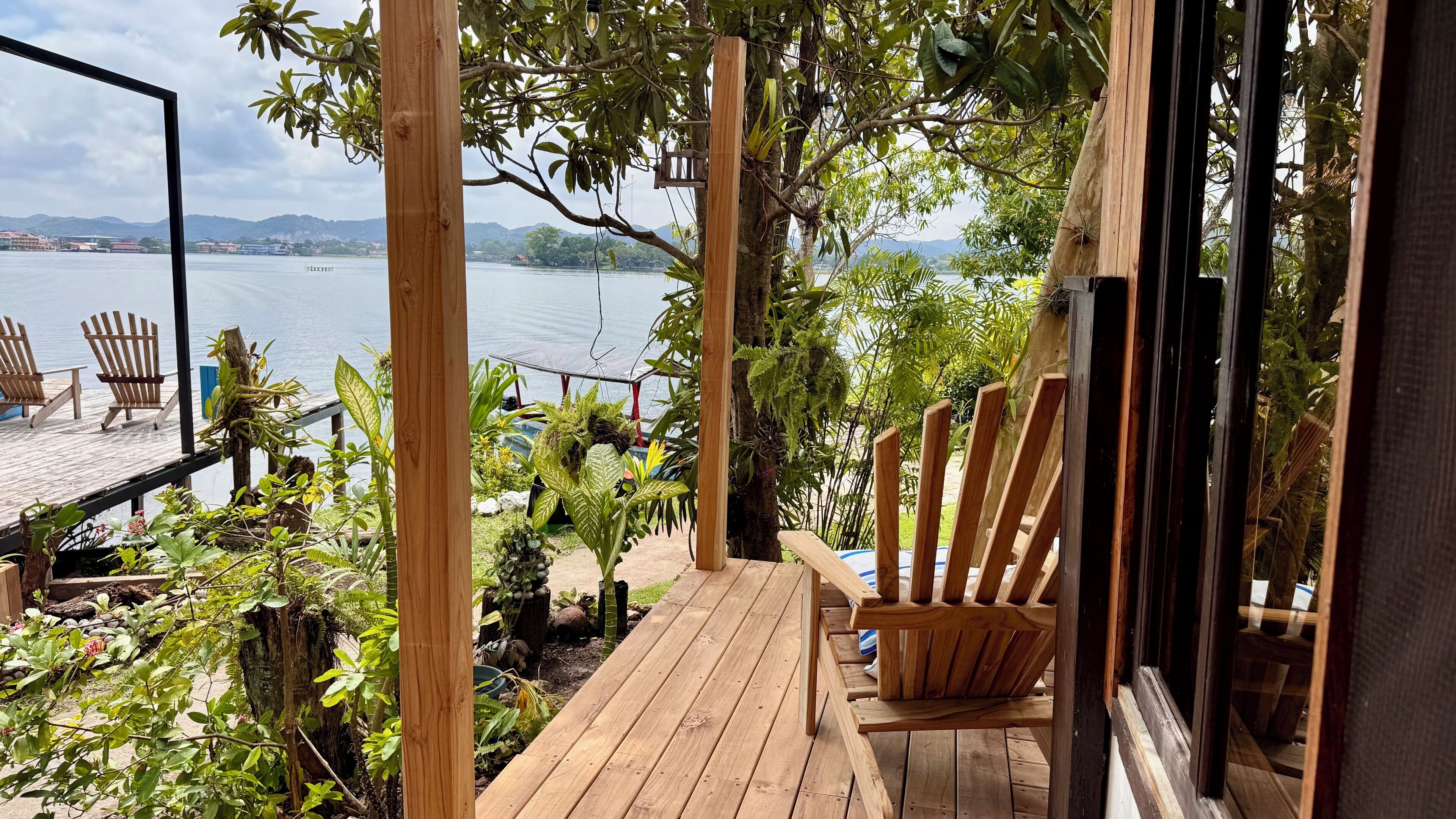 Quarto Duplo Standard, vista parcial para o lago | Sala de estar