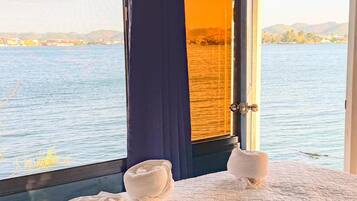 Cabana de Madeira Deluxe | 2 quartos, edredões de penas, Wi-fi grátis, roupa de cama fornecida