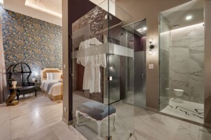 Mulata de Córdoba | Casa de banho | Um polibã, um chuveiro de hidromassagem, produtos de higiene exclusivos