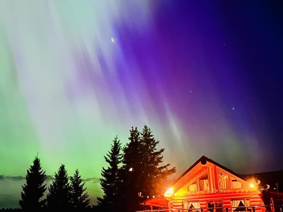 Fachada do alojamento (tarde/noite)