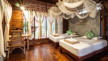 Wooden Bungalow | Cofre no quarto, secretária
