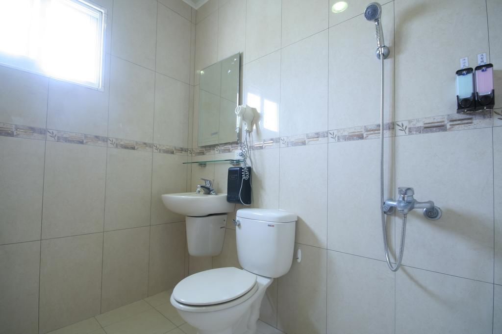 Chuveiro, produtos de toalete grátis, secador de cabelo, chinelos