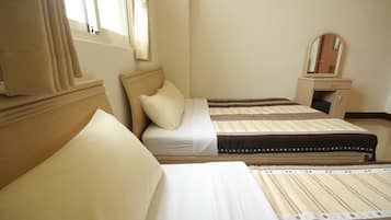 Quarto Quádruplo | Secretária, cortinas/cortinados opacos, Wi-fi grátis