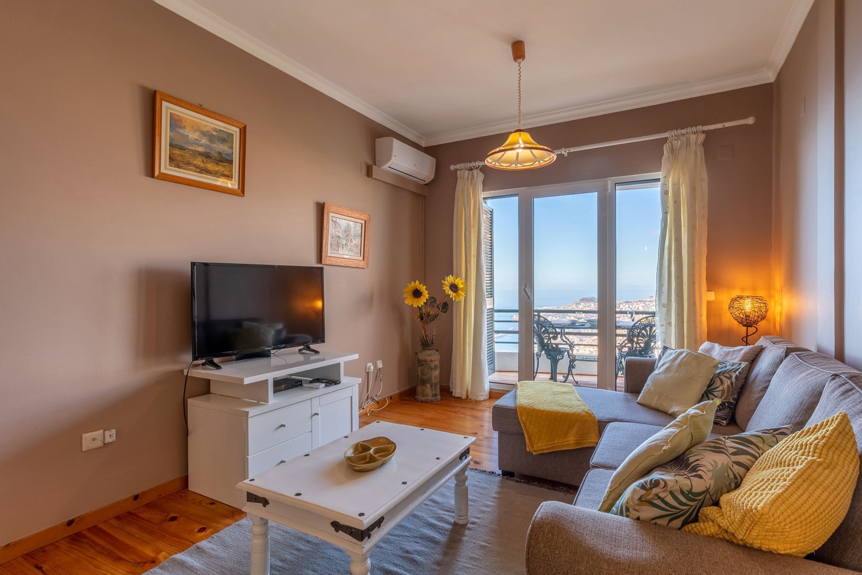 Apartamento, 2 quartos, sacada, vista para o mar | Sala de estar | TV de tela plana