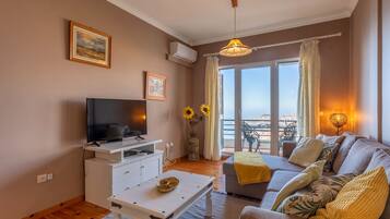 Apartamento, 2 quartos, sacada, vista para o mar | Sala de estar | TV de tela plana