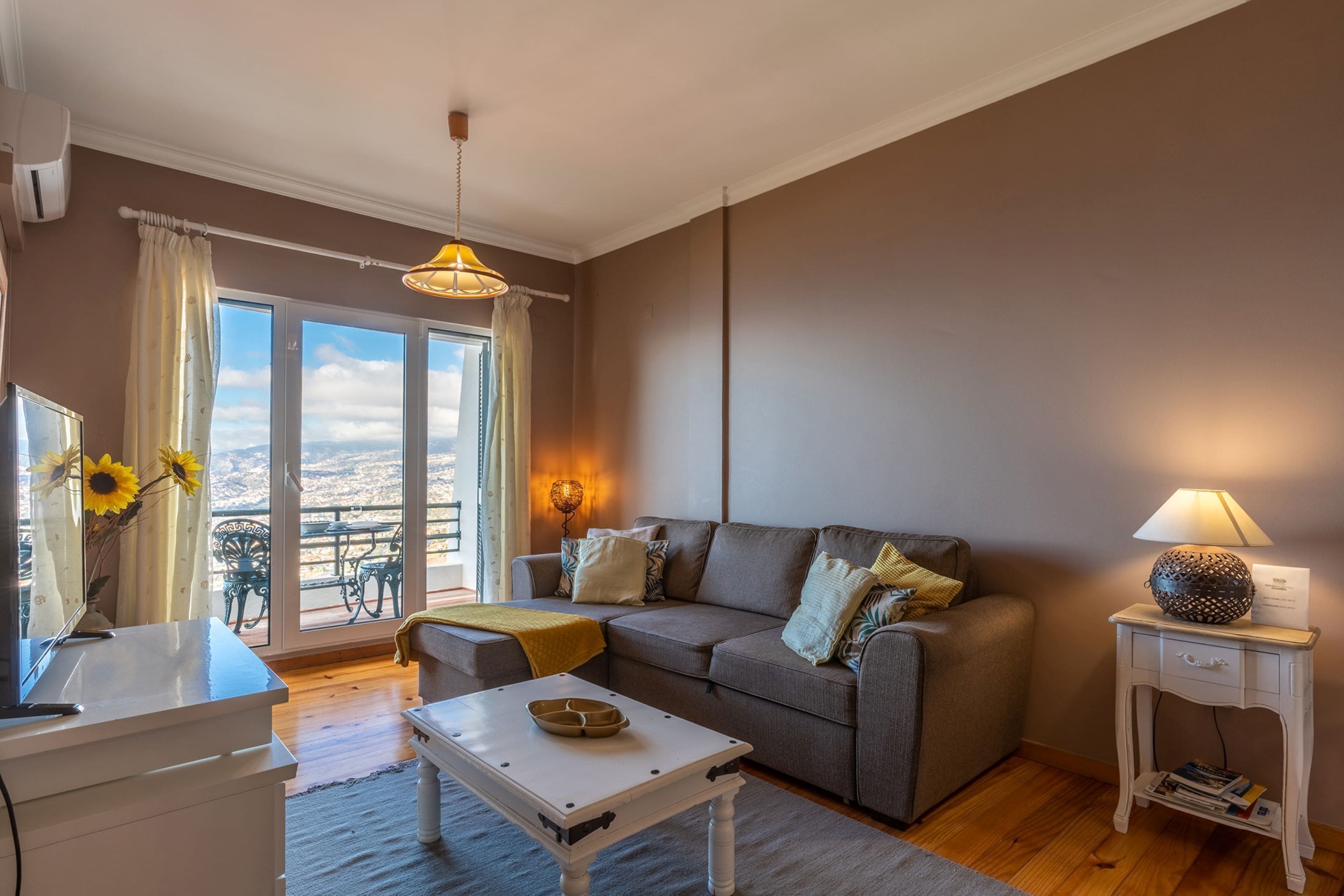 Apartamento, 2 quartos, sacada, vista para o mar | Sala de estar | TV de tela plana