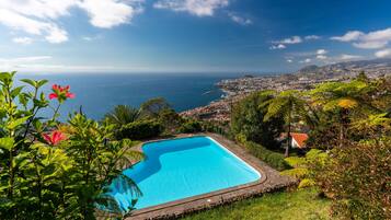 Piscina exterior, espreguiçadeiras
