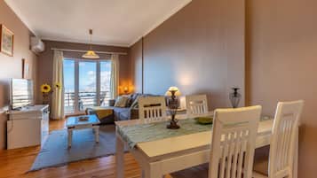 Apartamento, 2 quartos, sacada, vista para o mar | Opções para refeição no quarto