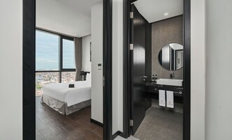 Roupa de alta qualidade, minibar, cofre no quarto