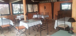 Café da manhã, almoço e jantar; local e internacional 