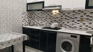 Apartamento Standard | Cozinha privada | Um frigorífico/congelador grande, um micro-ondas, utensílios de cozinha